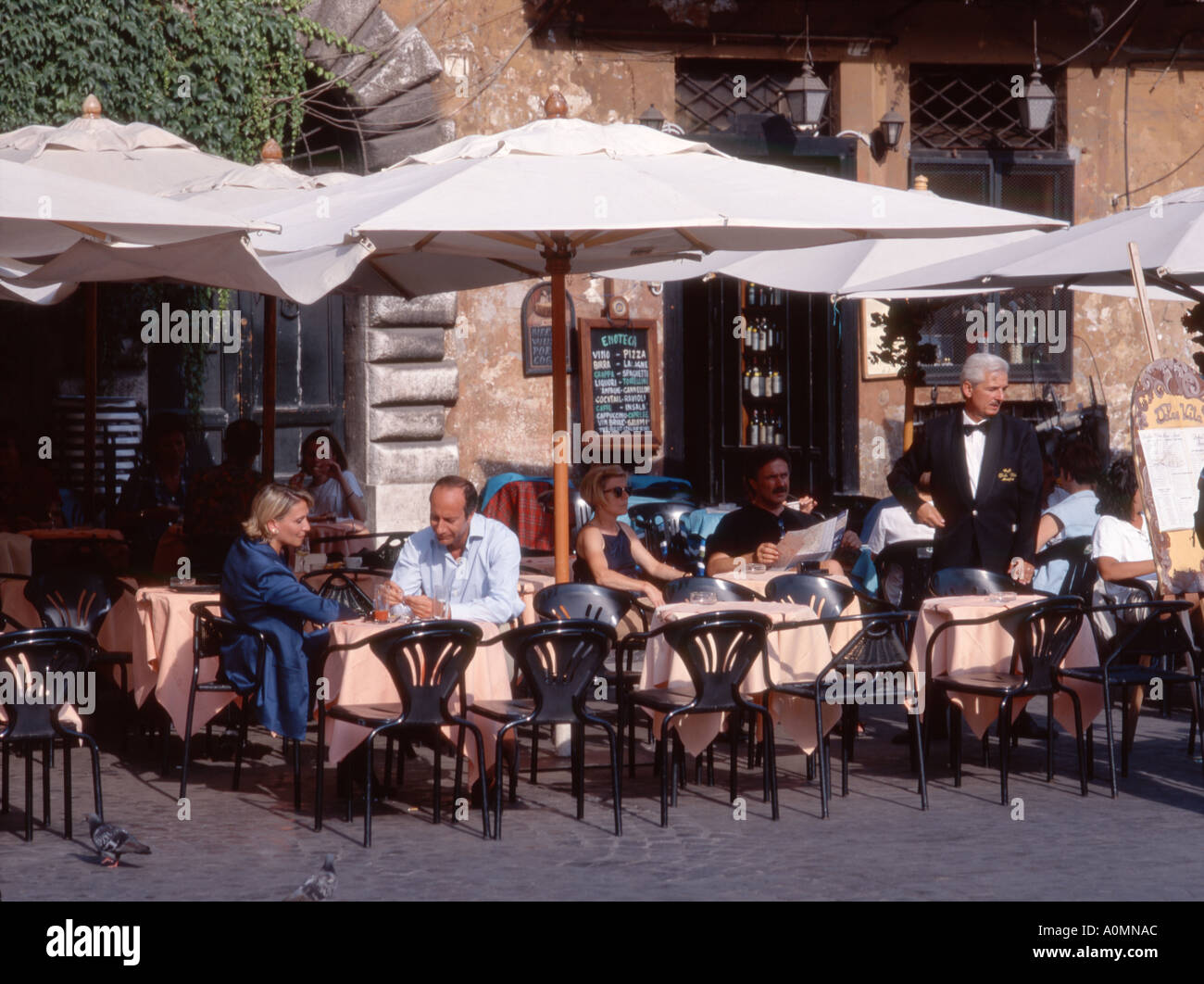 Rome eating al fresco hi-res stock photography and images - Alamy