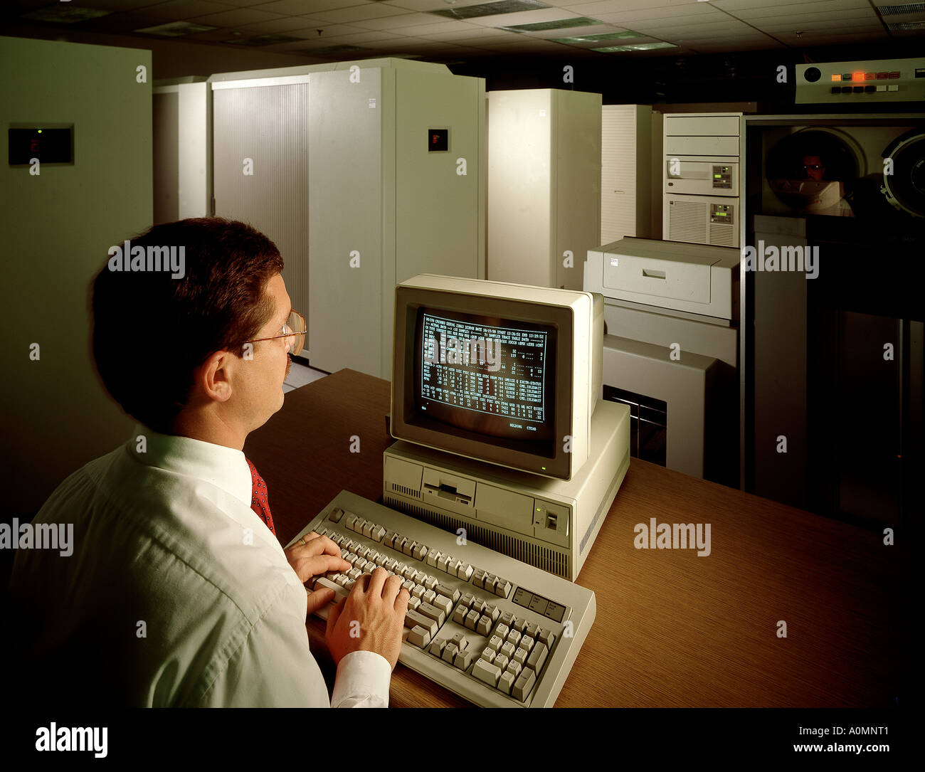 retro computer servers monitors 1970 1980 clean room Stock Photo - Alamy