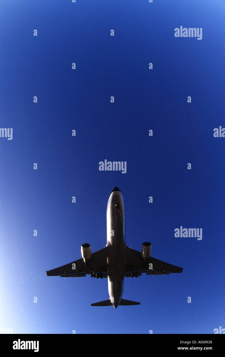 Airplane on approach hi-res stock photography and images - Alamy