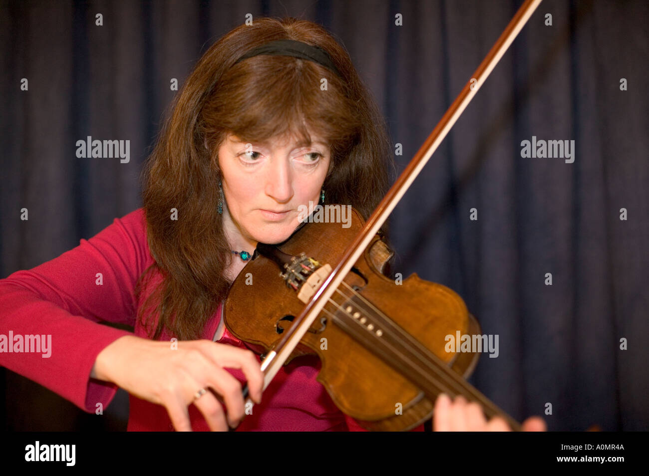 fiddle player playing the violin Stock Photo - Alamy