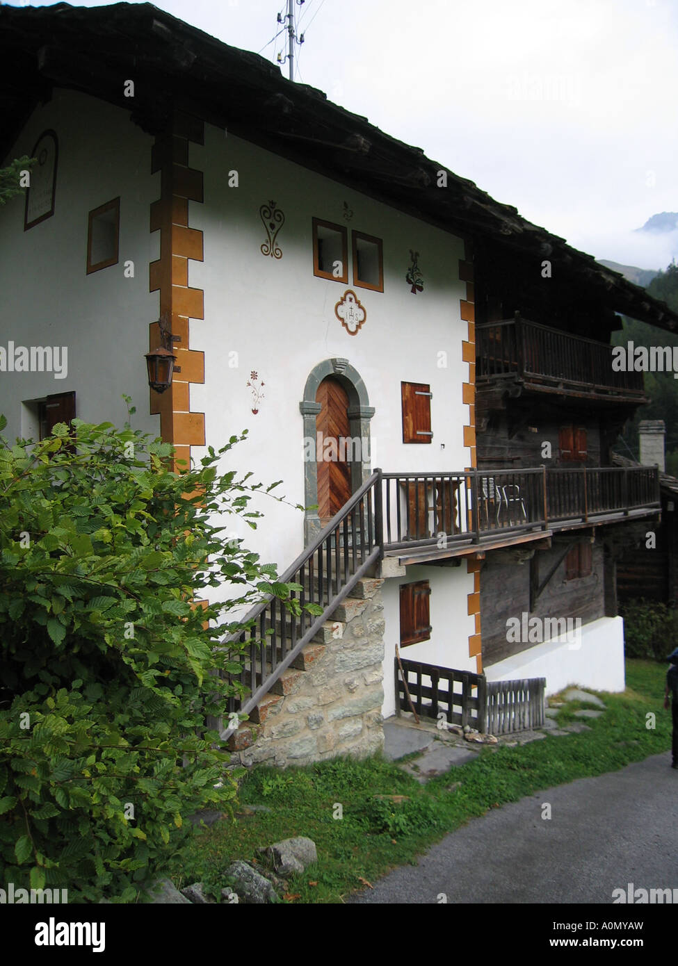 Traditional swiss house hi-res stock photography and images - Alamy