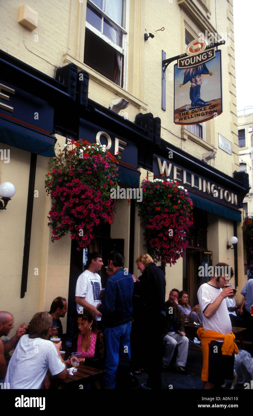 Wellington pub london hi-res stock photography and images - Alamy