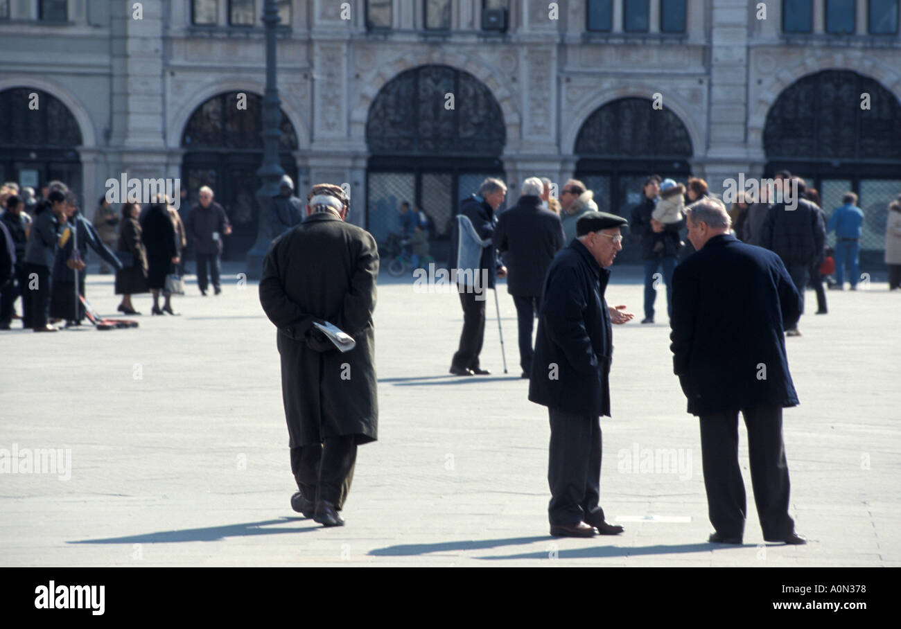 Old men in square hi-res stock photography and images - Alamy