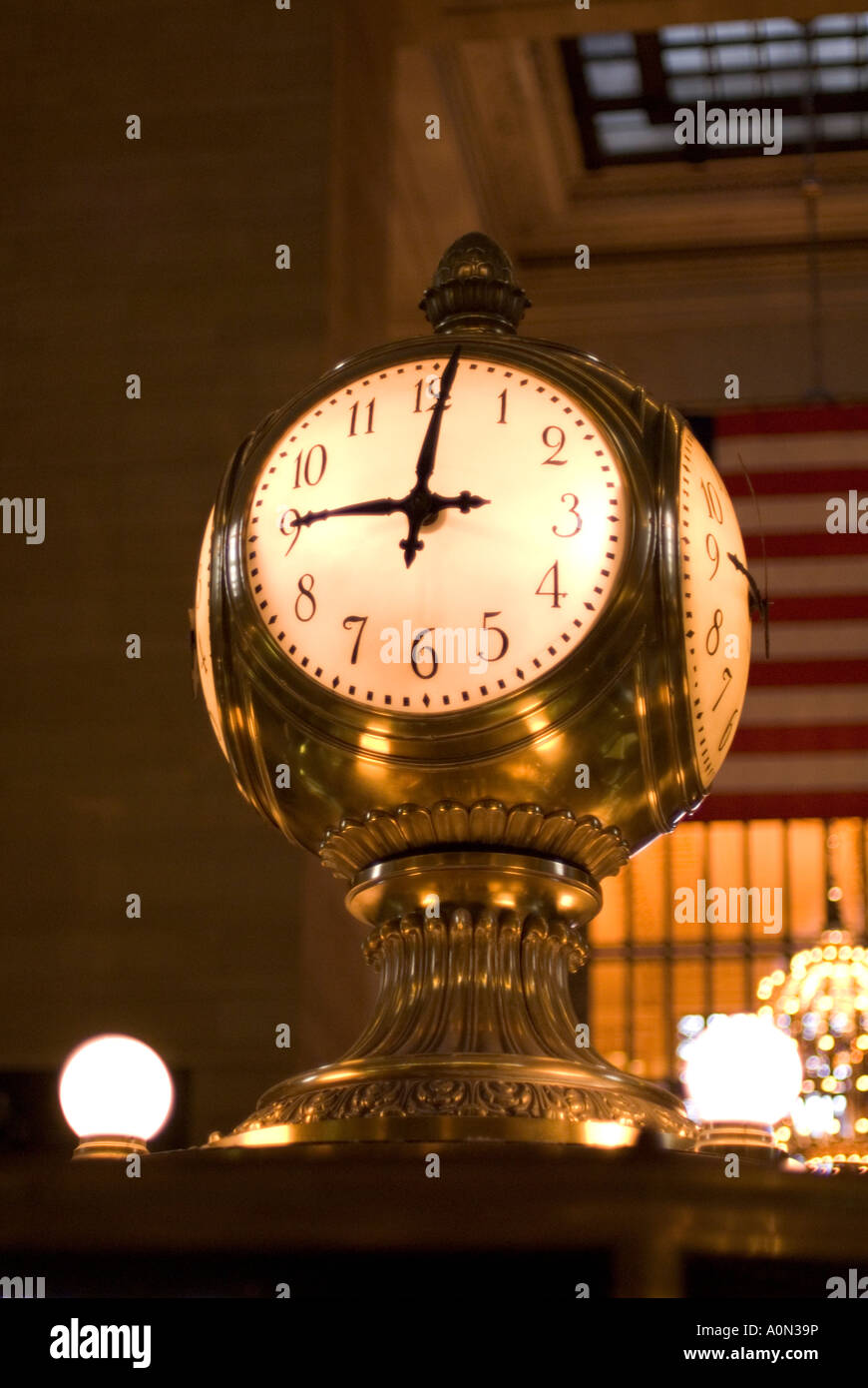 One minute past nine on clock in Grand Central Station main concourse ...