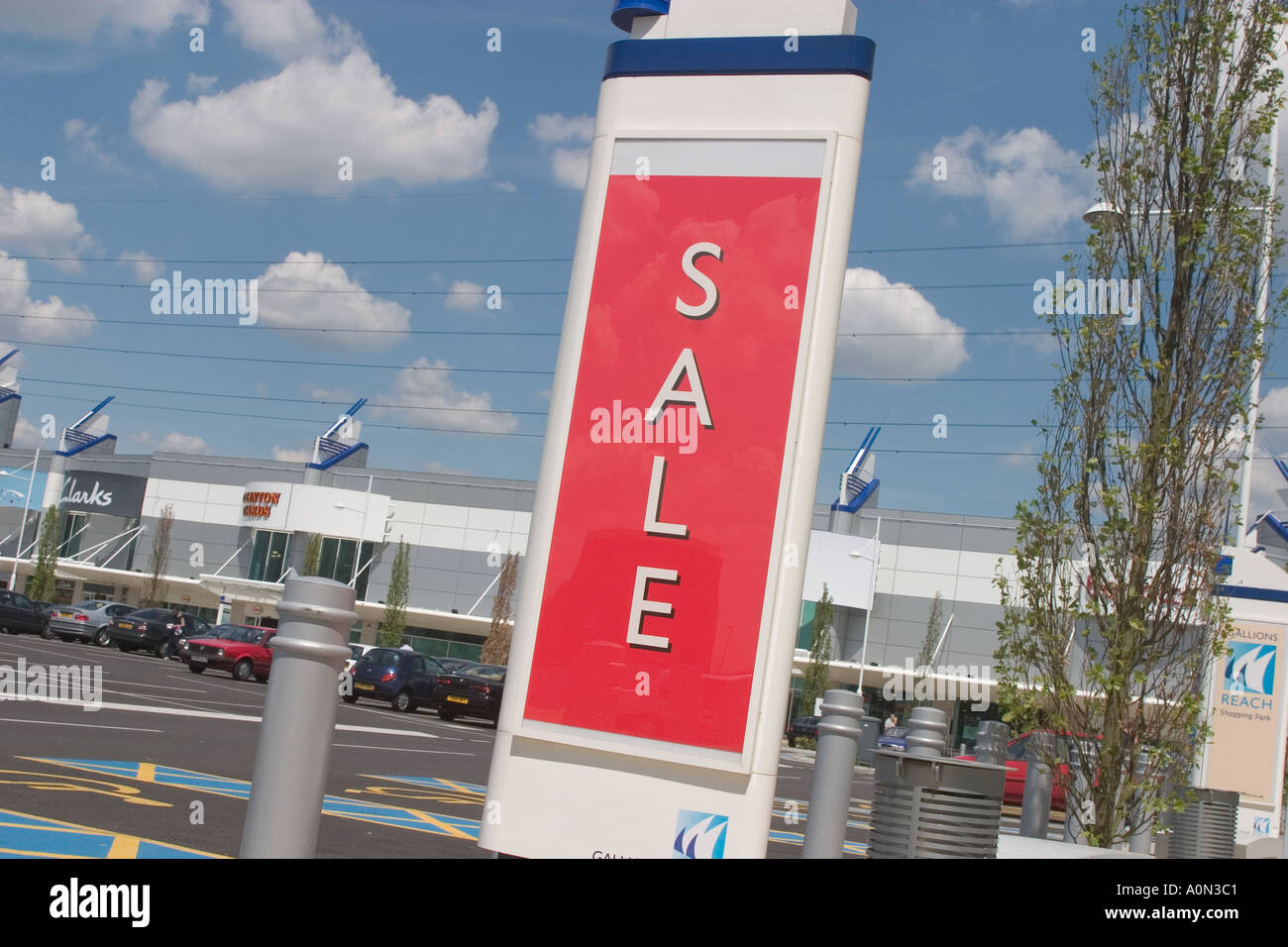 Sale sign red and white Stock Photo - Alamy