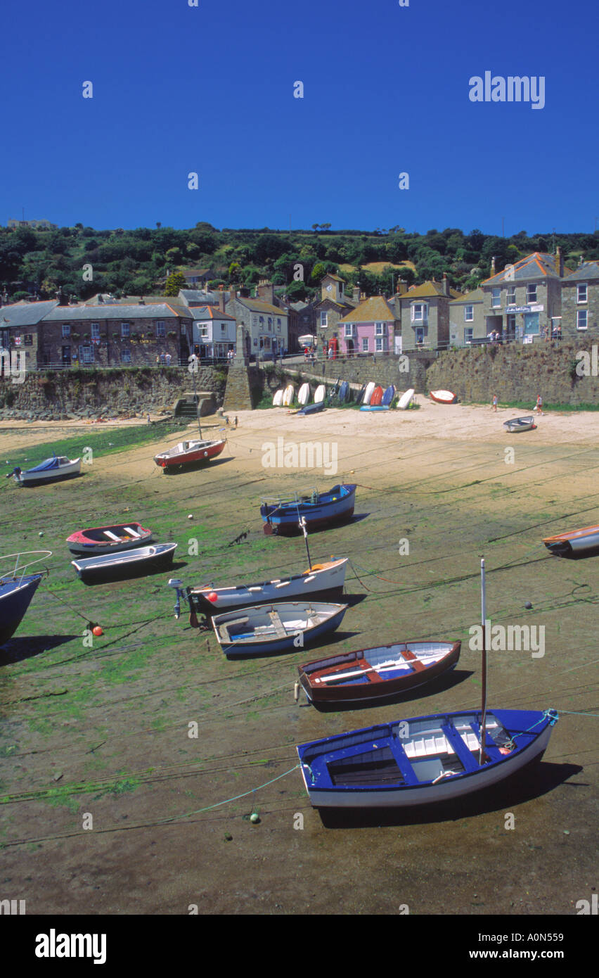 Boats low water mousehole harbour hi-res stock photography and images ...