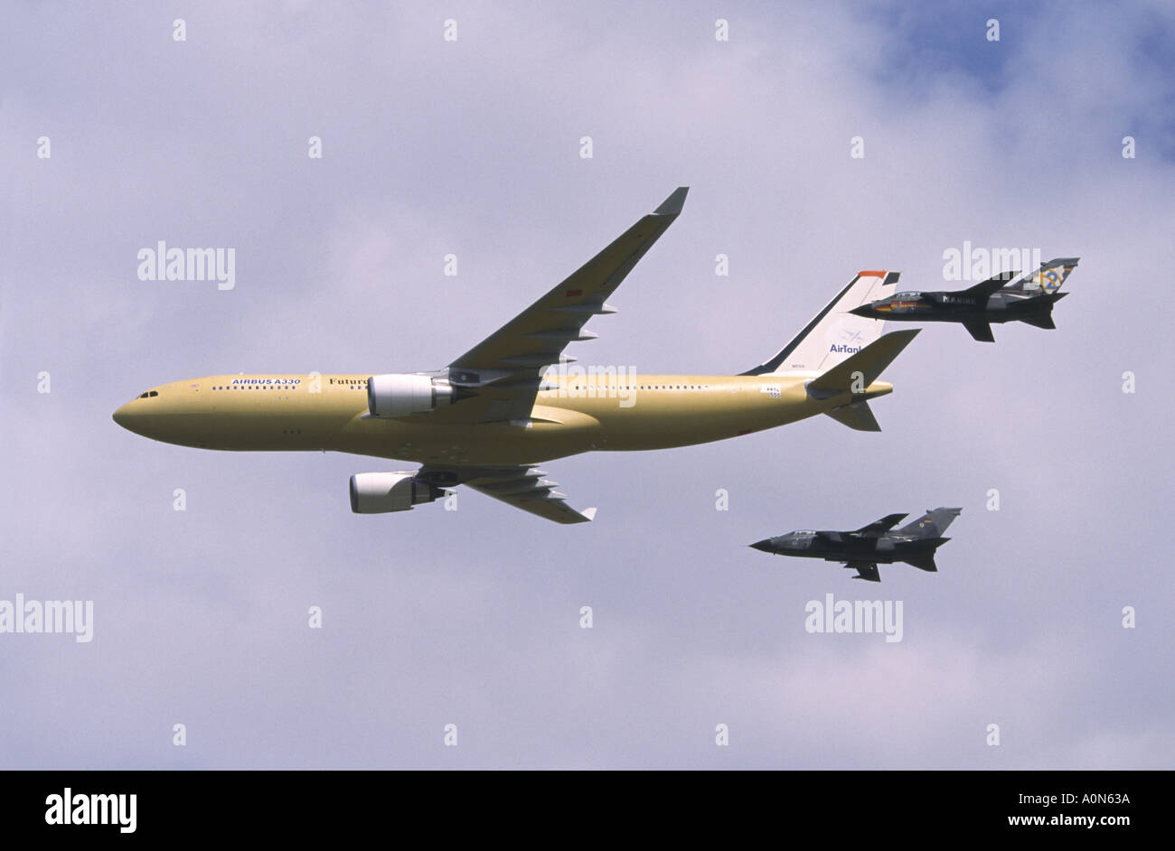 Raf in flight refueling tanker hi-res stock photography and images - Alamy