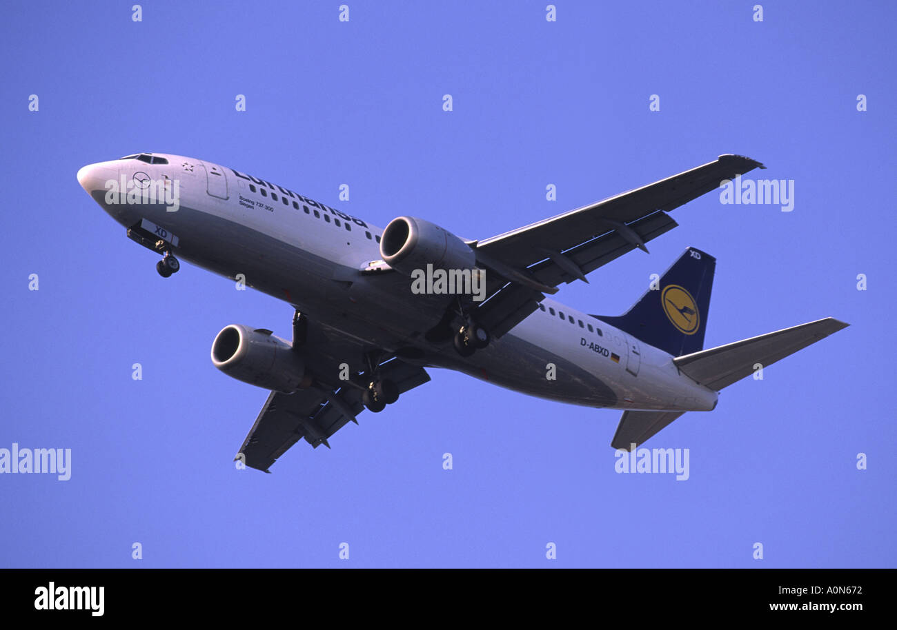 Boeing 737 Lufthansa Landing Approach Heathrow Airport Stock Photo - Alamy