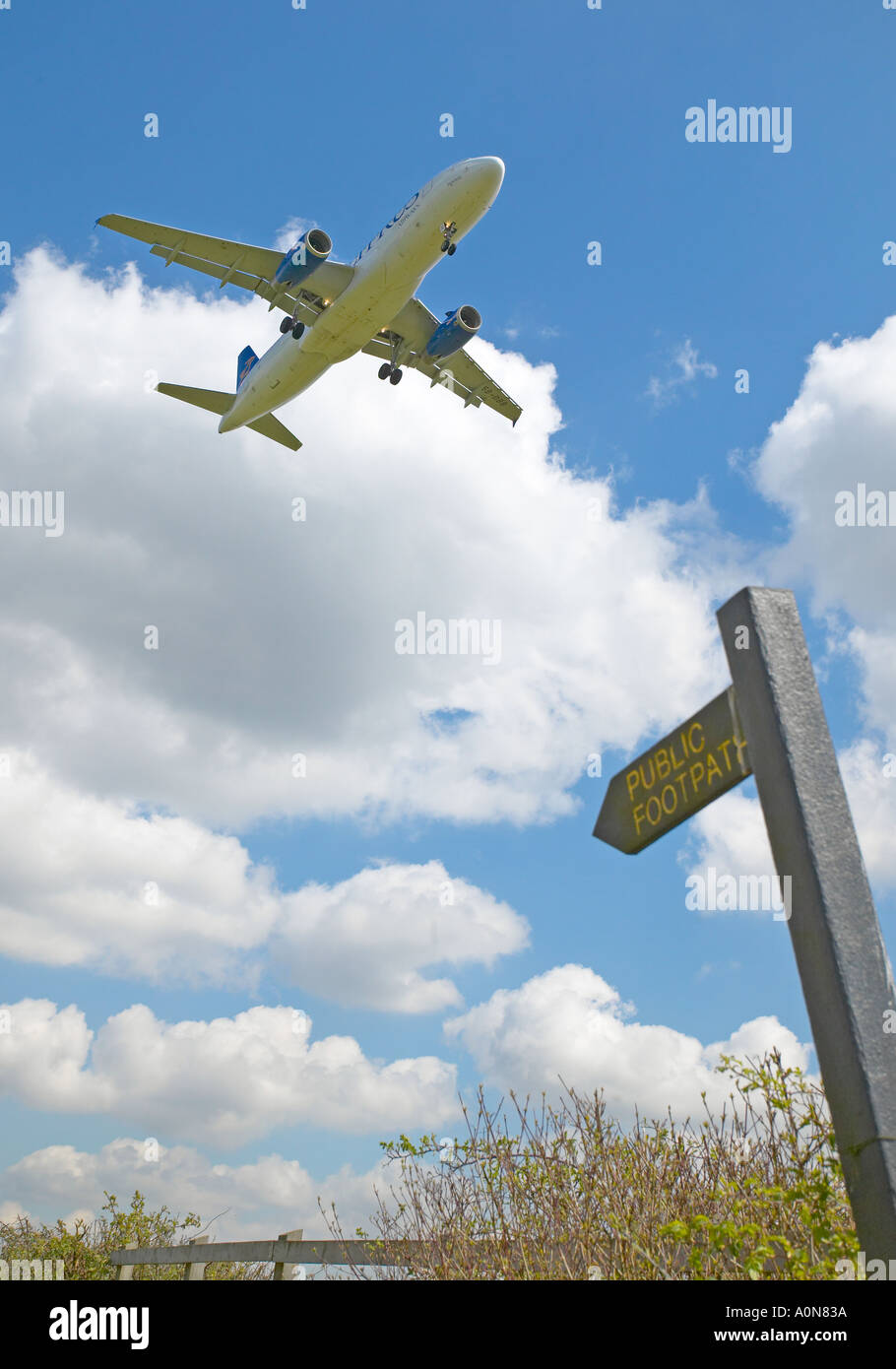 low flying aircraft Stock Photo - Alamy