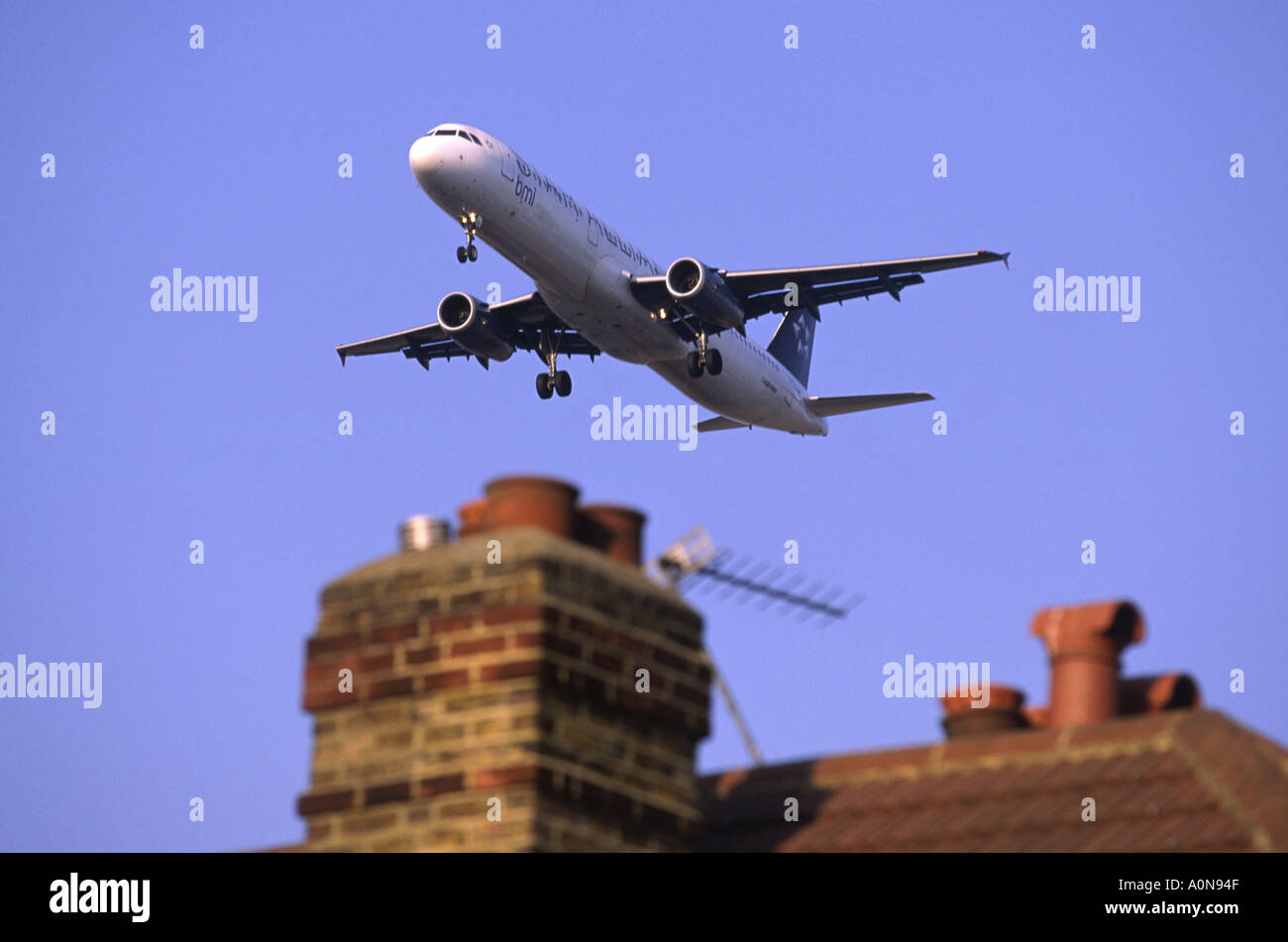 Heathrow runway approach by Airbus A321, operated by BMI, low over ...