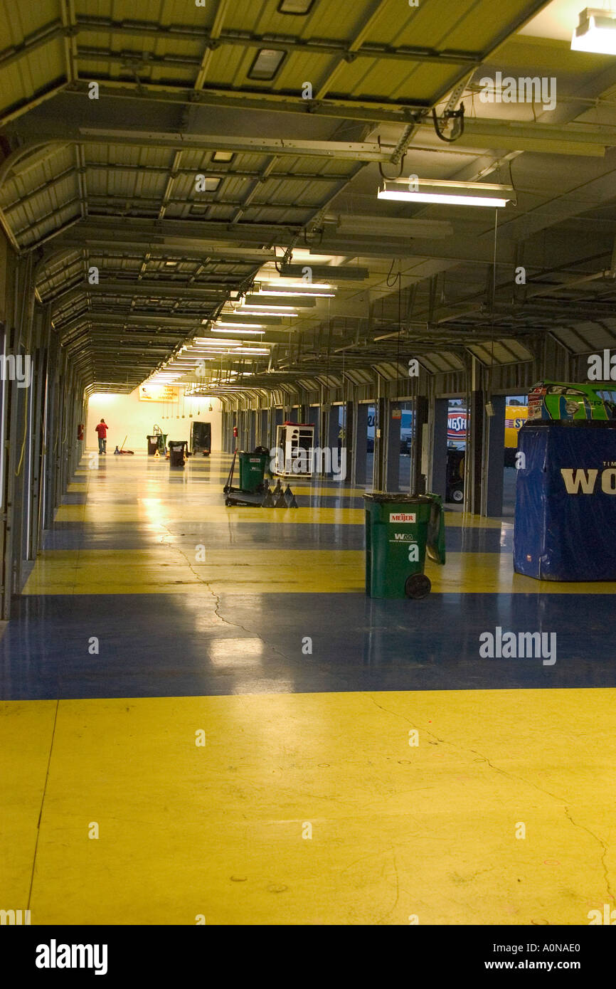 Empty motorsport garage hi-res stock photography and images - Alamy