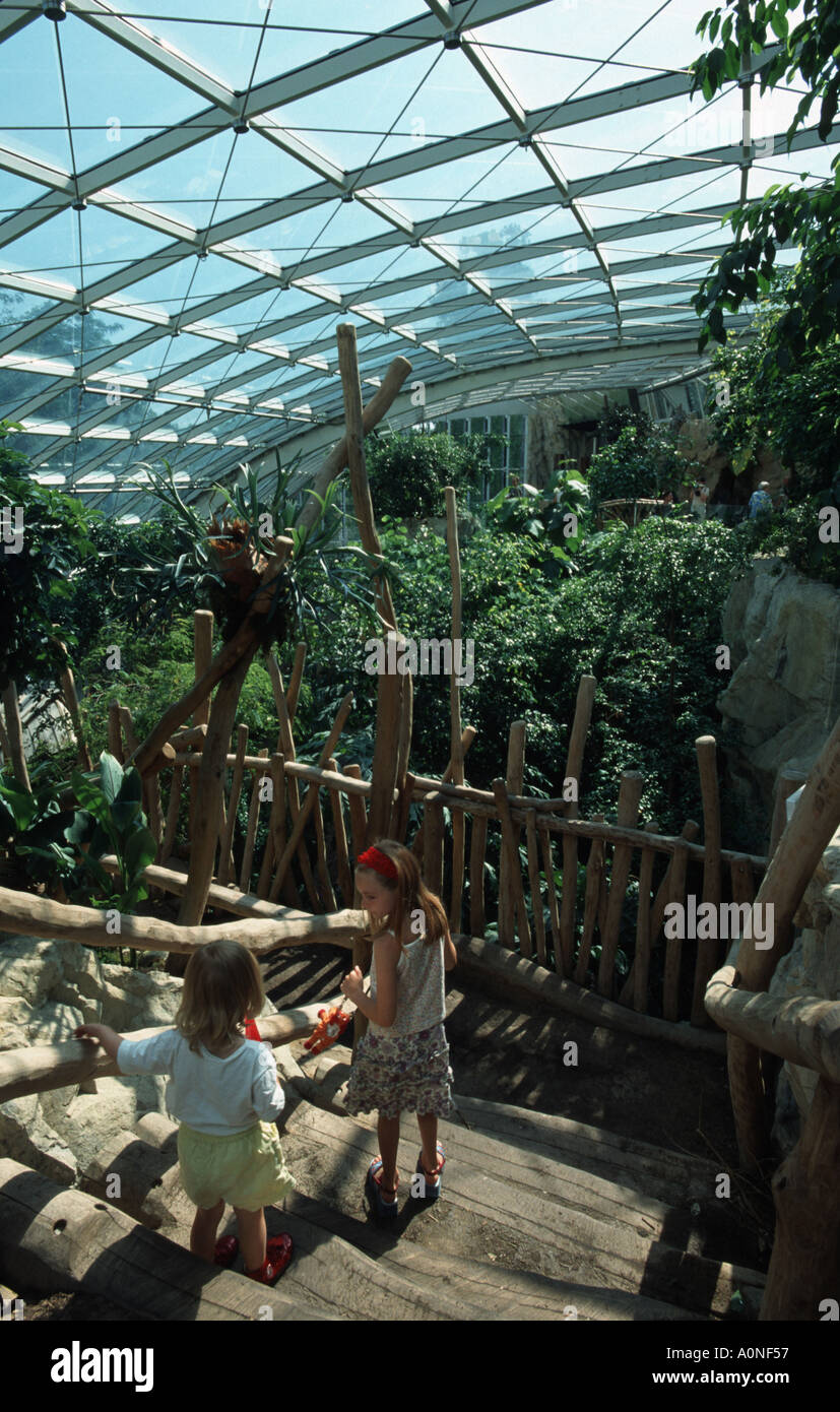 Zoos house hi-res stock photography and images - Alamy