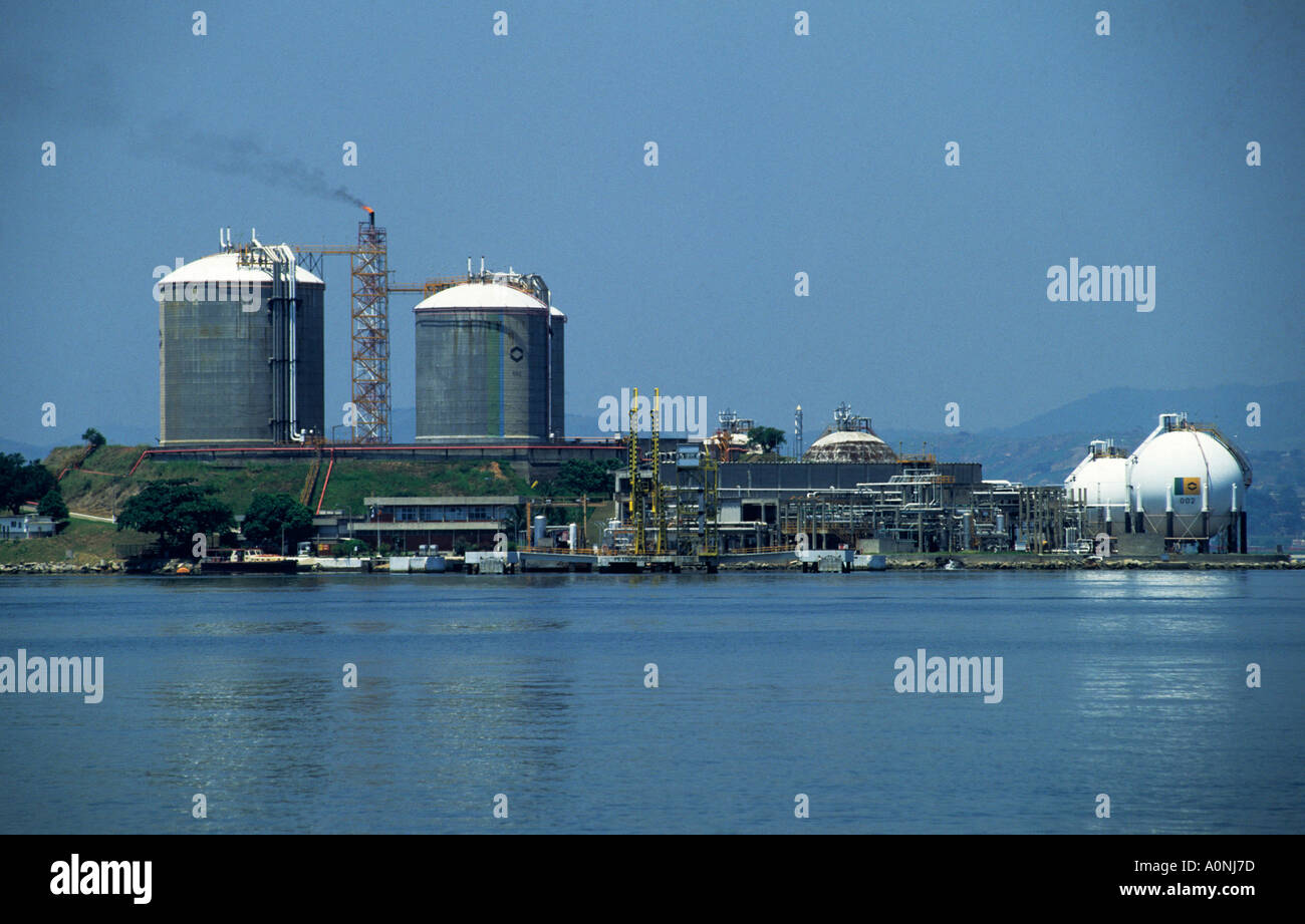 Oil refinery spherical storage tanks hi-res stock photography and ...