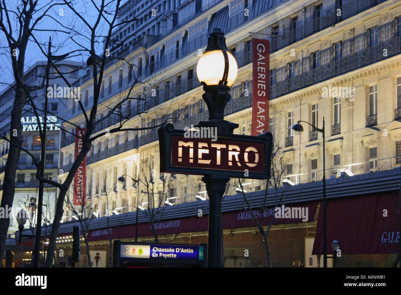 Metro in paris in the night hi-res stock photography and images - Alamy