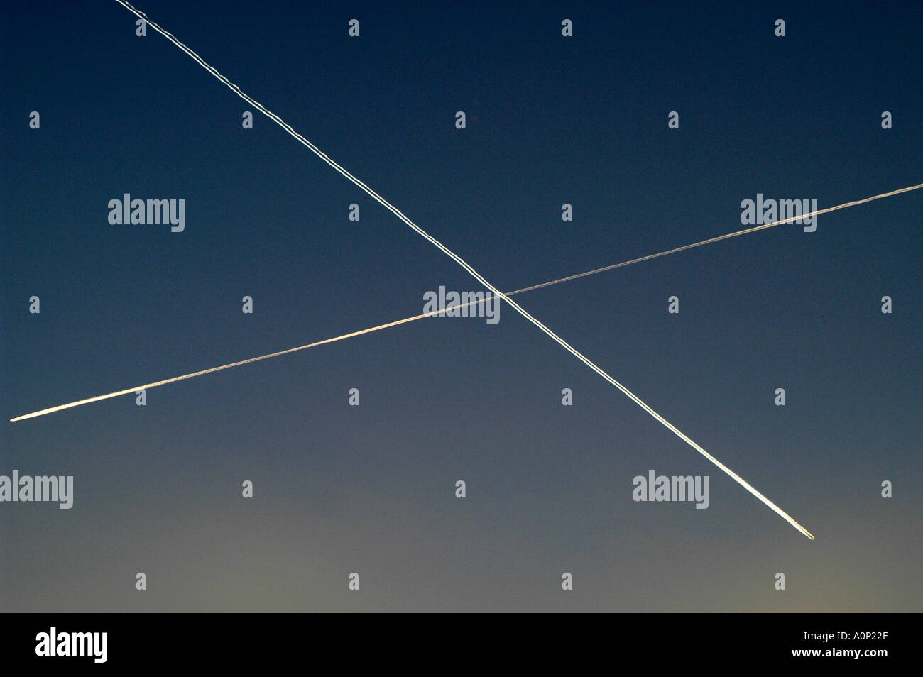 Aircraft crossing hi-res stock photography and images - Alamy