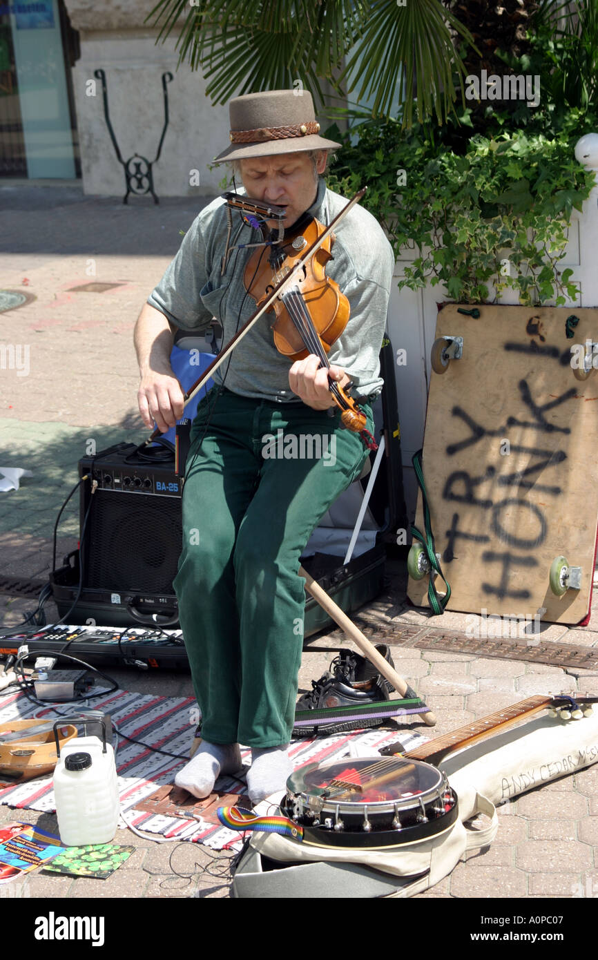 Busking in the sun hi-res stock photography and images - Alamy