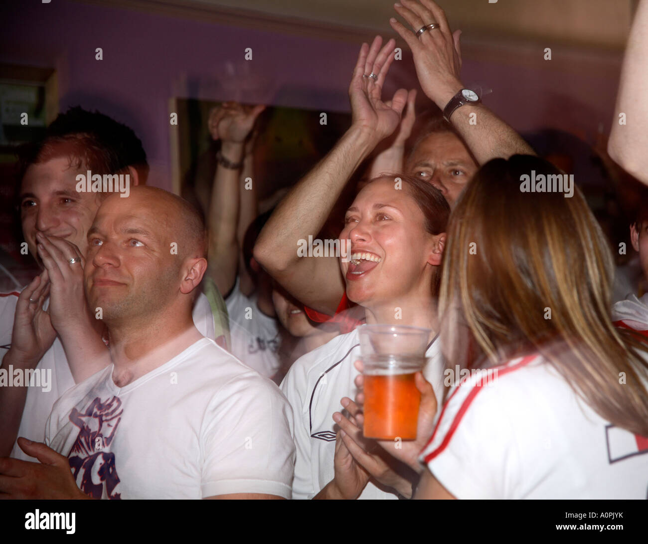 Crowd clapping football hi-res stock photography and images - Alamy