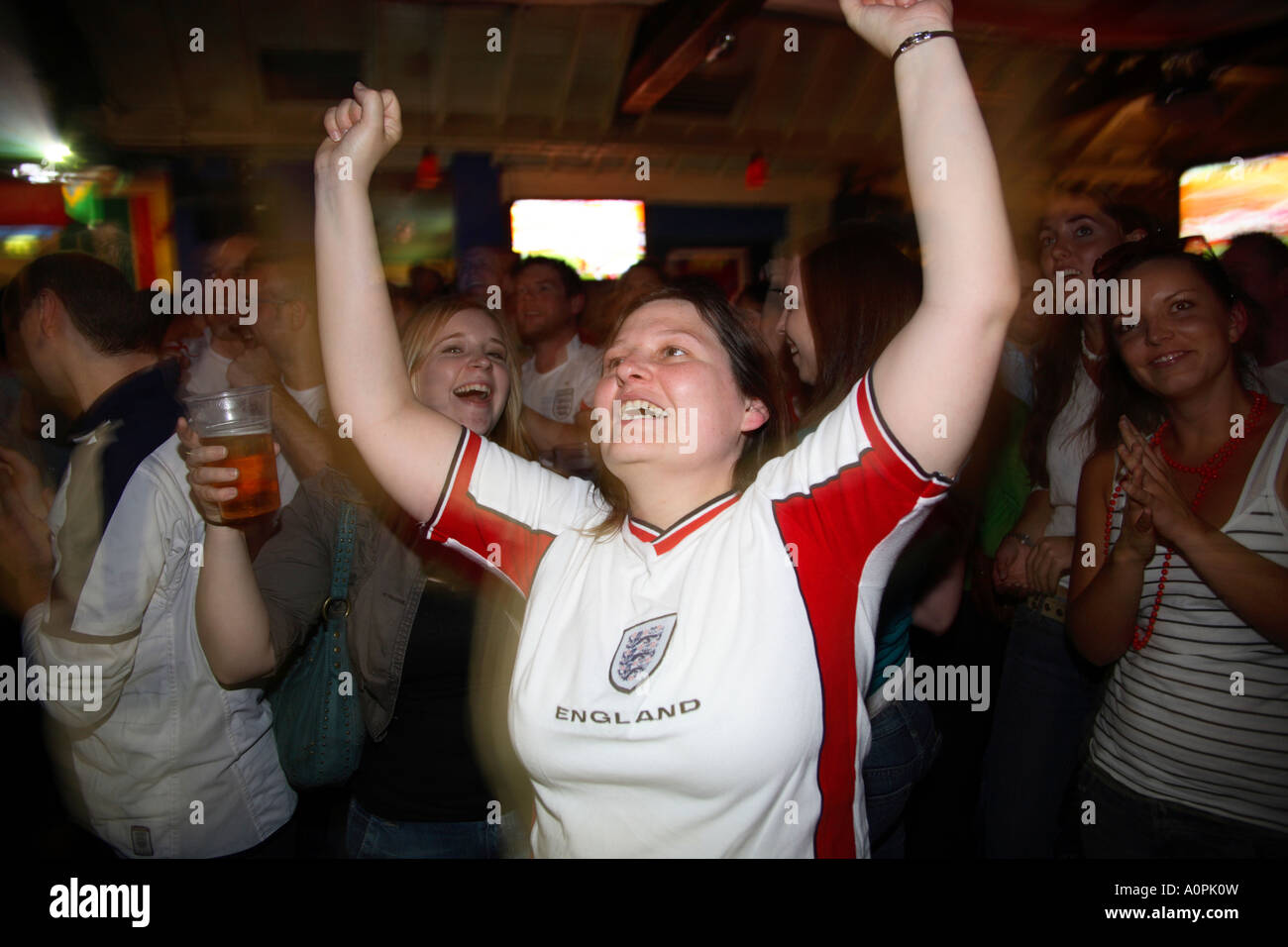Female england fans hi-res stock photography and images - Alamy