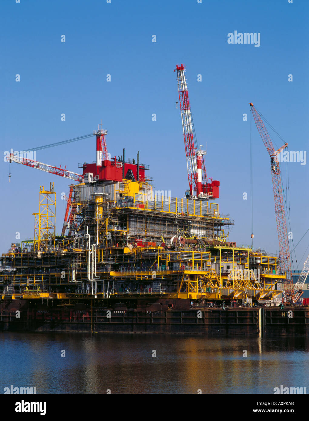 North Sea oil rig on a barge awaiting float out, Wallsend, River Tyne ...