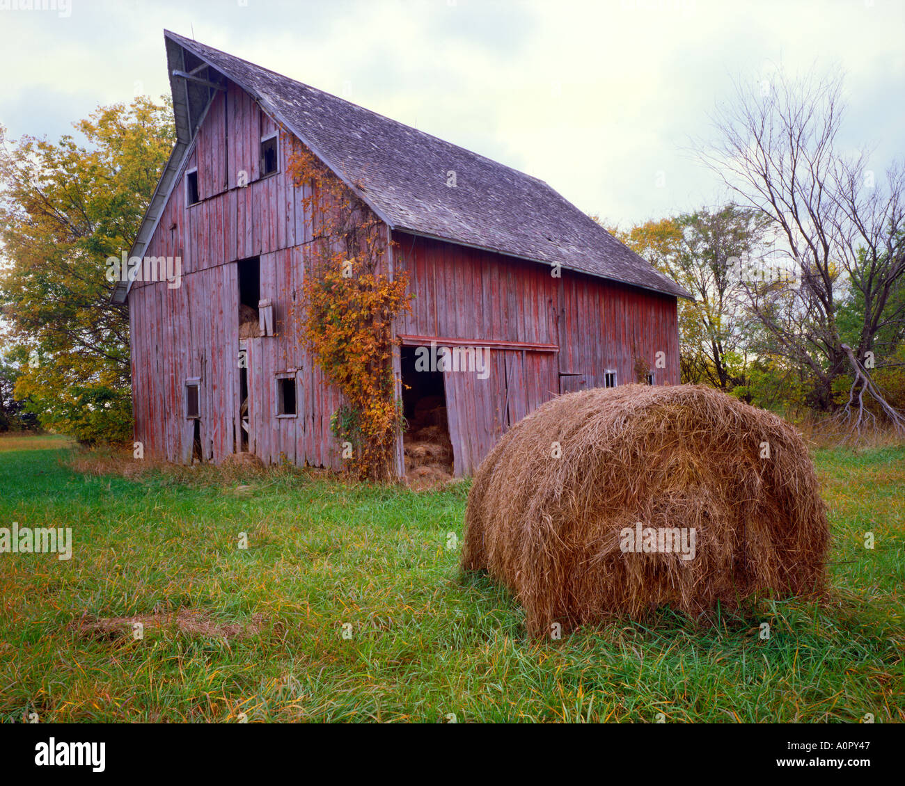 Old flint barn hi-res stock photography and images - Alamy