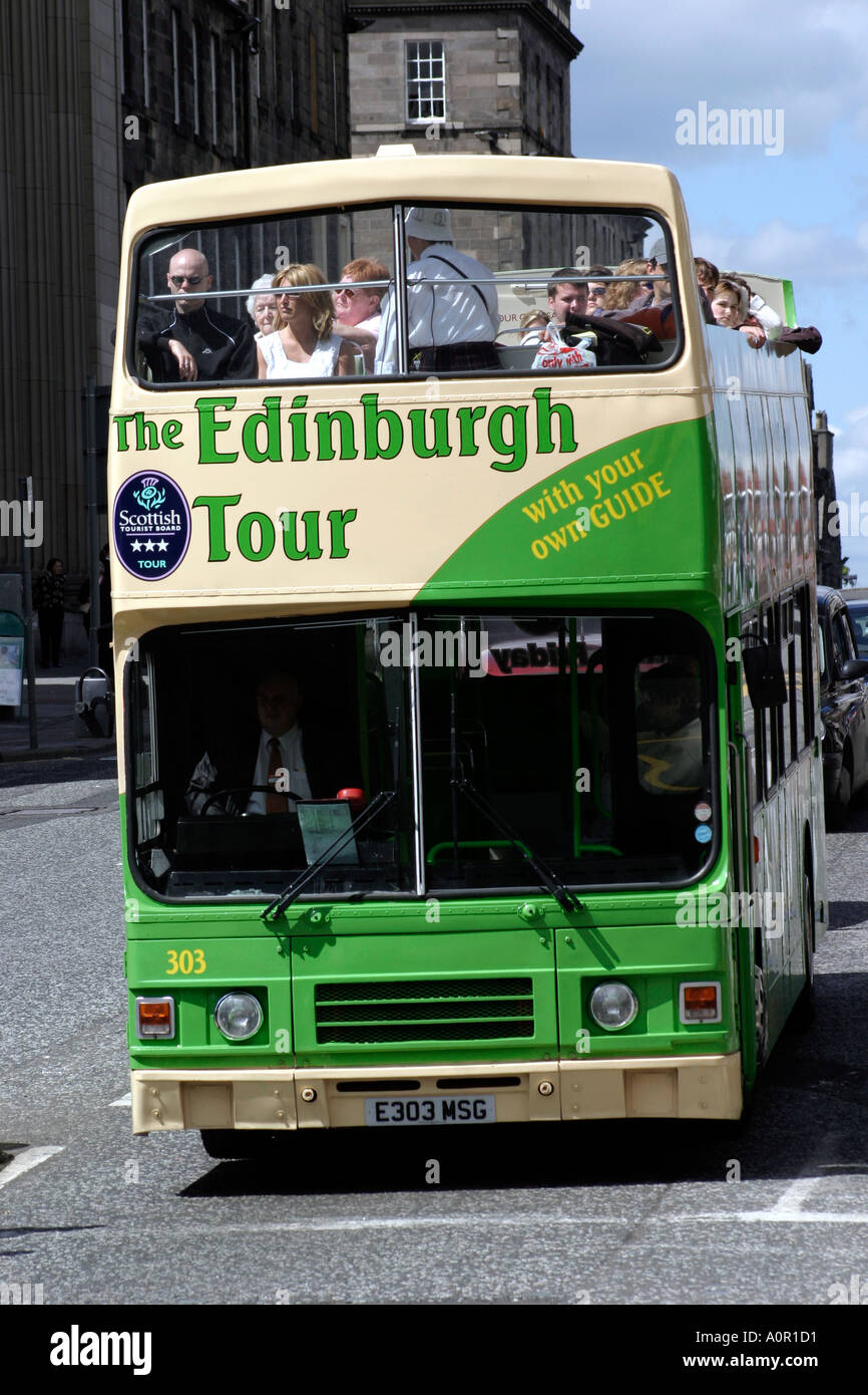 Tour bus princes street edinburgh hi-res stock photography and images ...