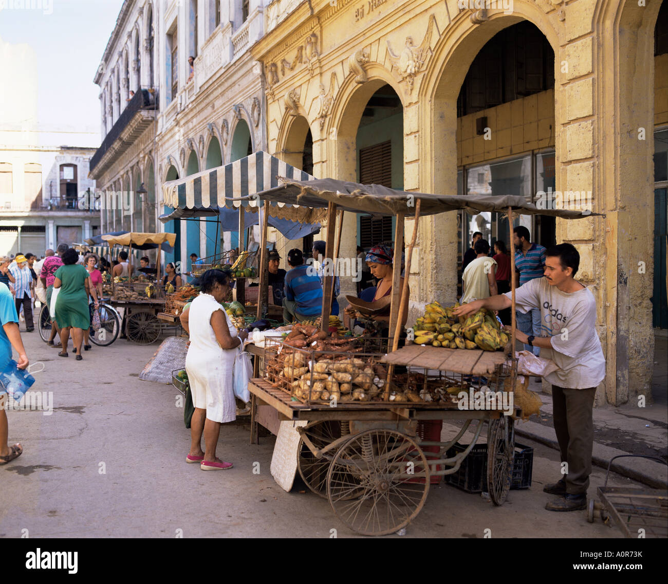 Cuban street markets hi-res stock photography and images - Alamy