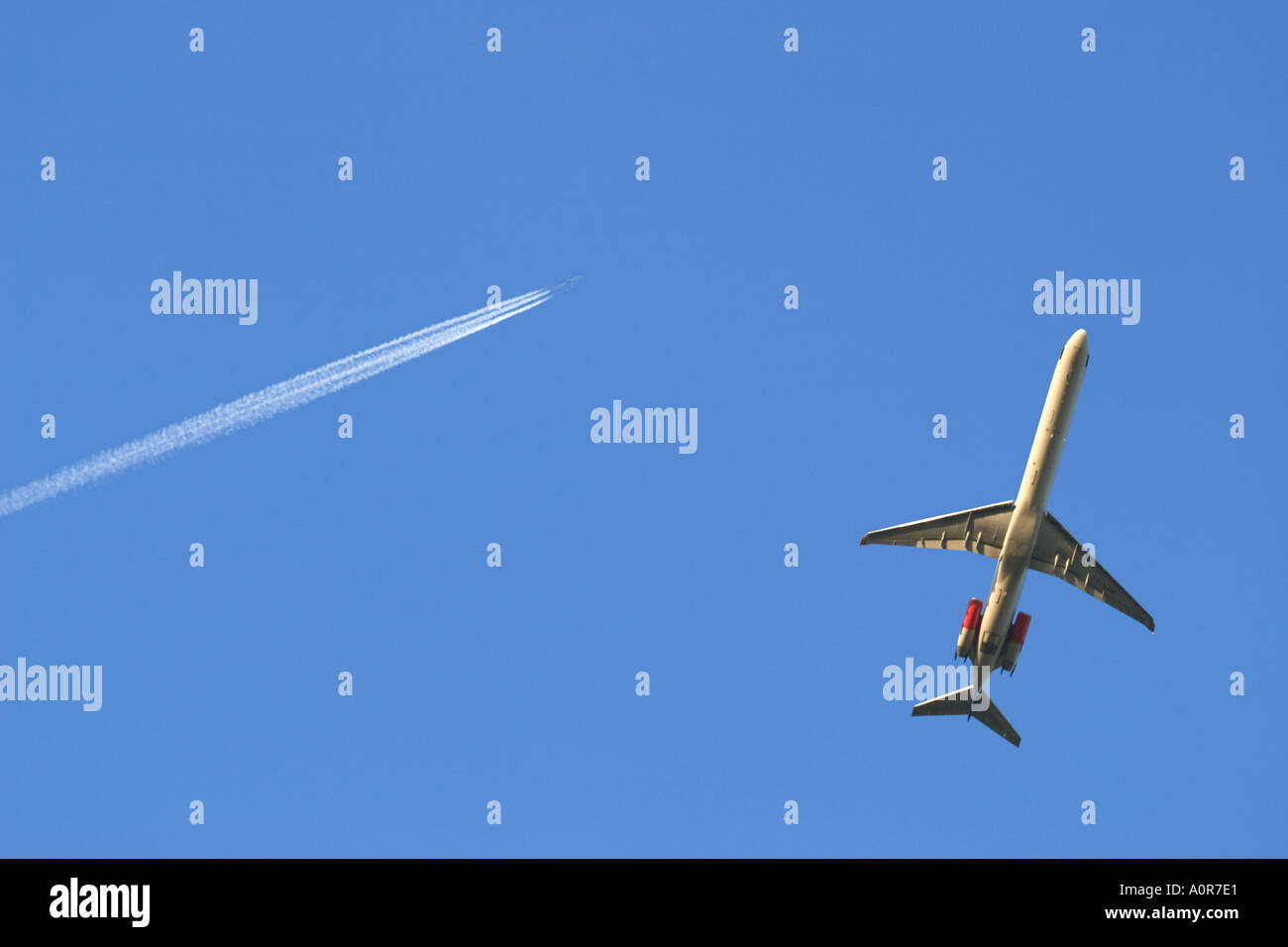 Vapor contrail hi-res stock photography and images - Alamy