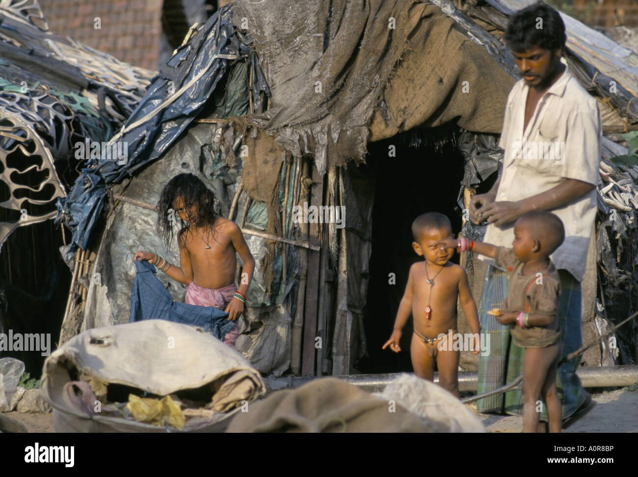 Poverty shack india family hi-res stock photography and images - Alamy