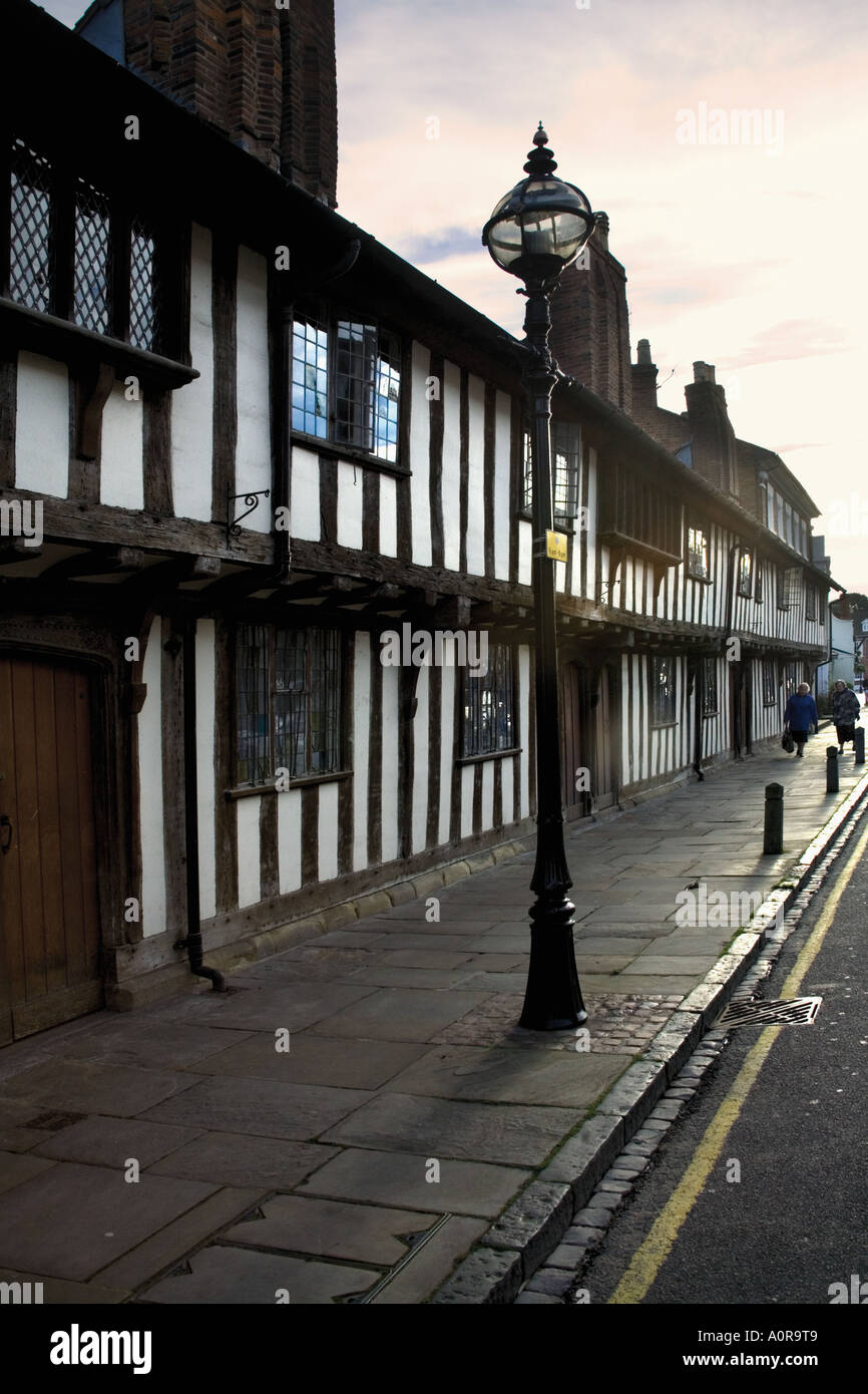 Medieval tudor alms houses hi-res stock photography and images - Alamy