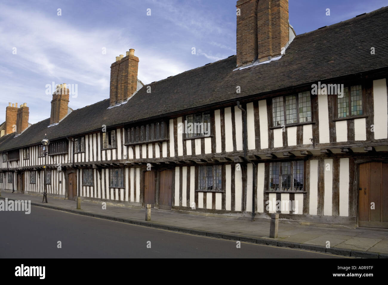 Medieval tudor alms houses hi-res stock photography and images - Alamy