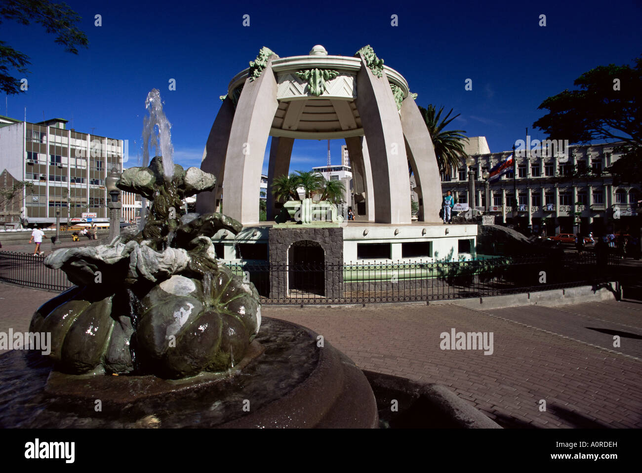 Fountain and bandstand in the Parque Central on Avenida 2 San Jose ...