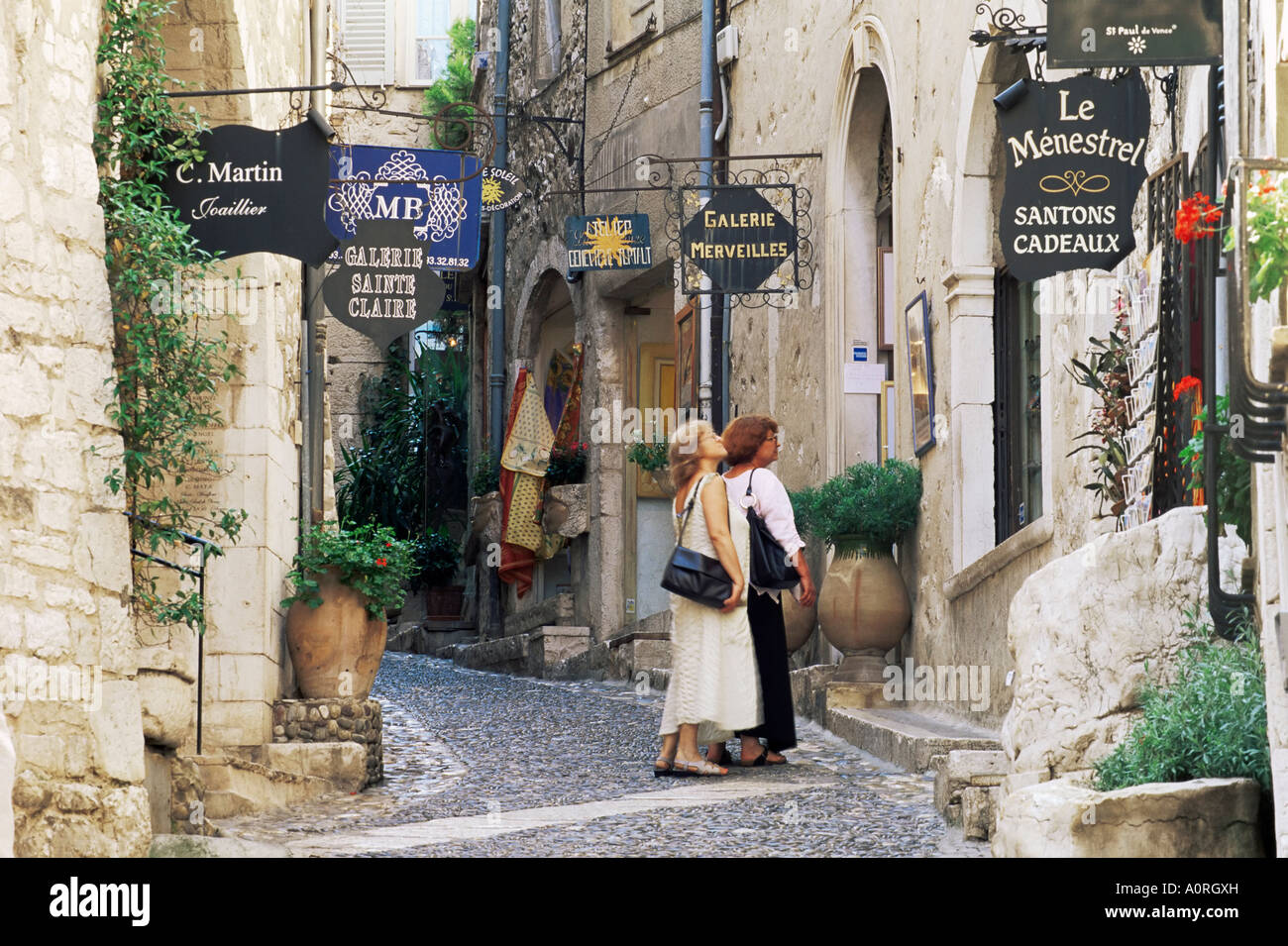 Village scenes in provence france hi-res stock photography and images ...
