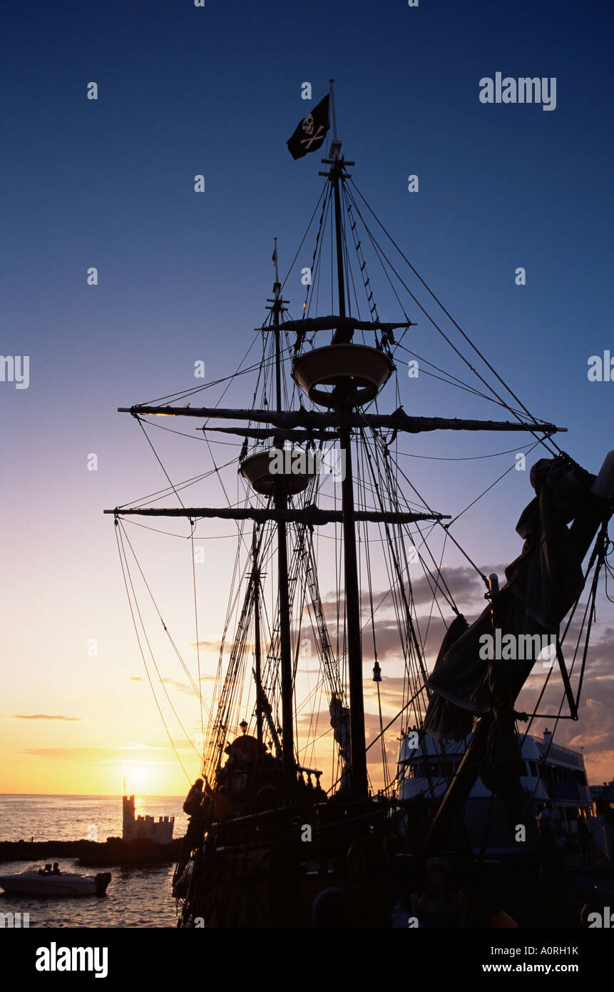 Pirates of the caribbean ship hi-res stock photography and images - Alamy