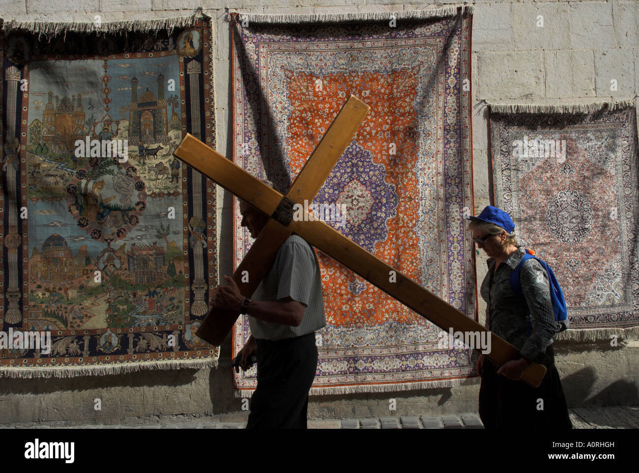 Women carrying cross hi-res stock photography and images - Alamy