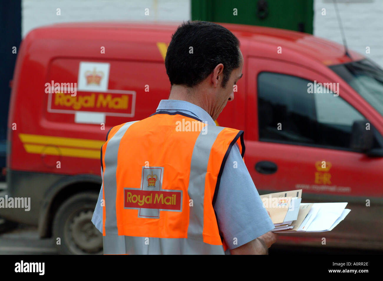 Royal mail postman delivers letters hi-res stock photography and images ...
