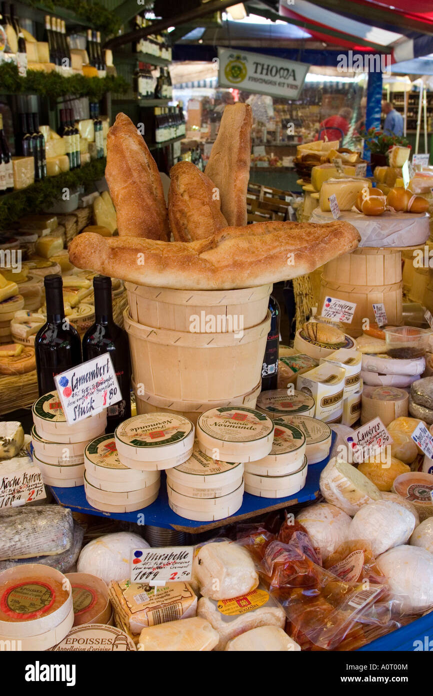 Cheese and bread on food stall at Viktualienmarkt Munich Bavaria ...