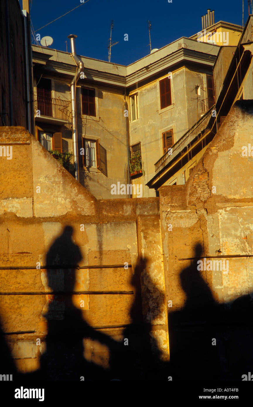 Shadowed statue hi-res stock photography and images - Alamy