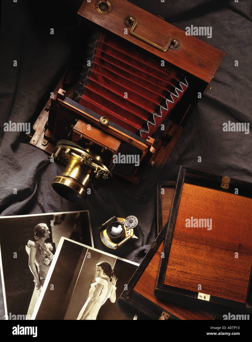 Vintage camera with antique photographs Stock Photo - Alamy