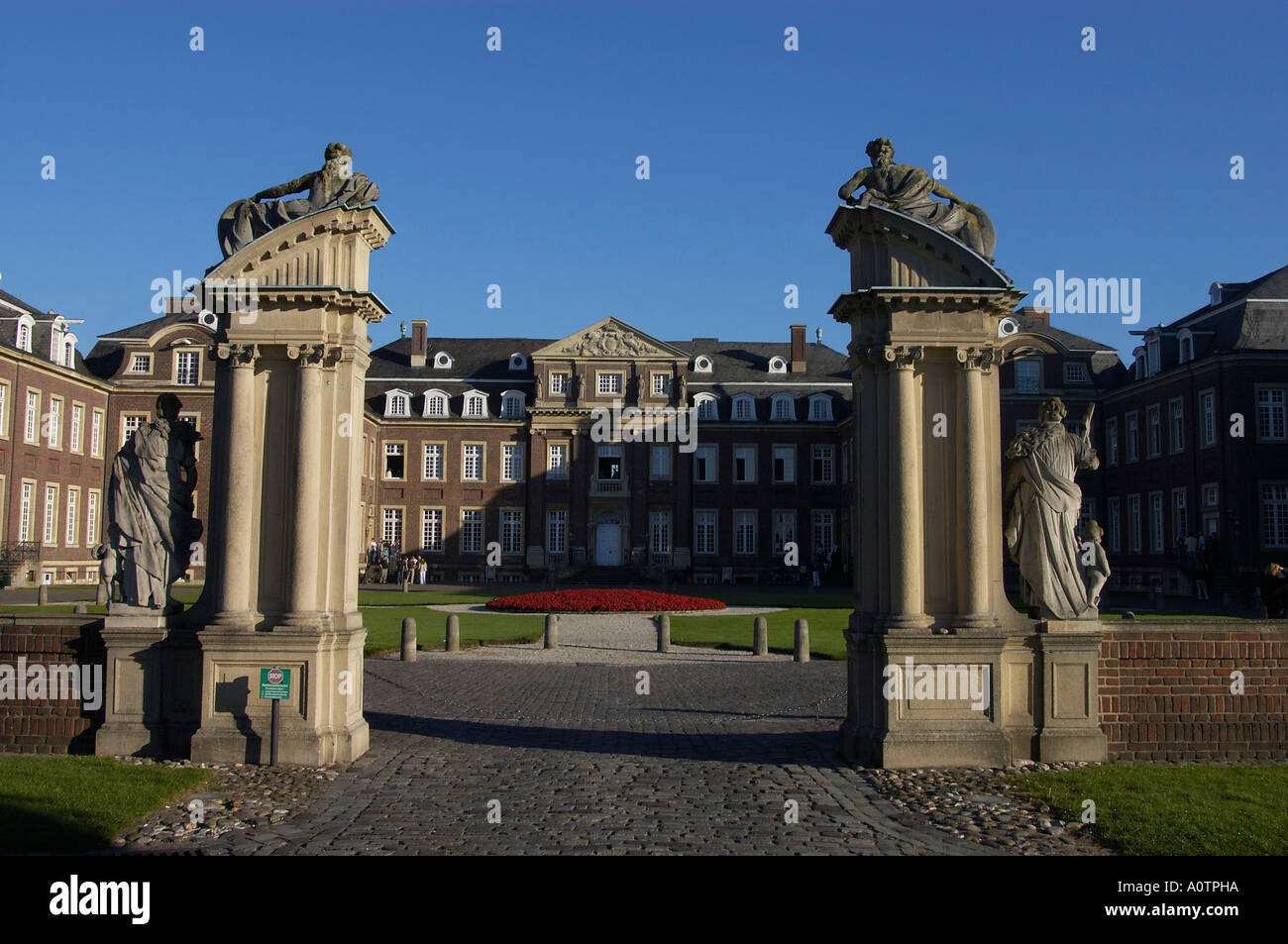 Moated castle entrance gate hi-res stock photography and images - Alamy