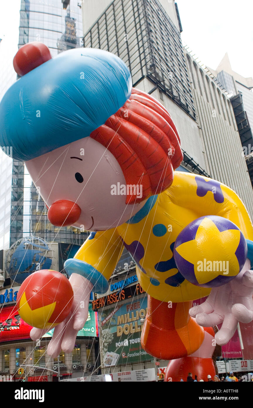 Clown balloon dwarfs the crowd in the 2005 Macy's Thanksgiving Day ...