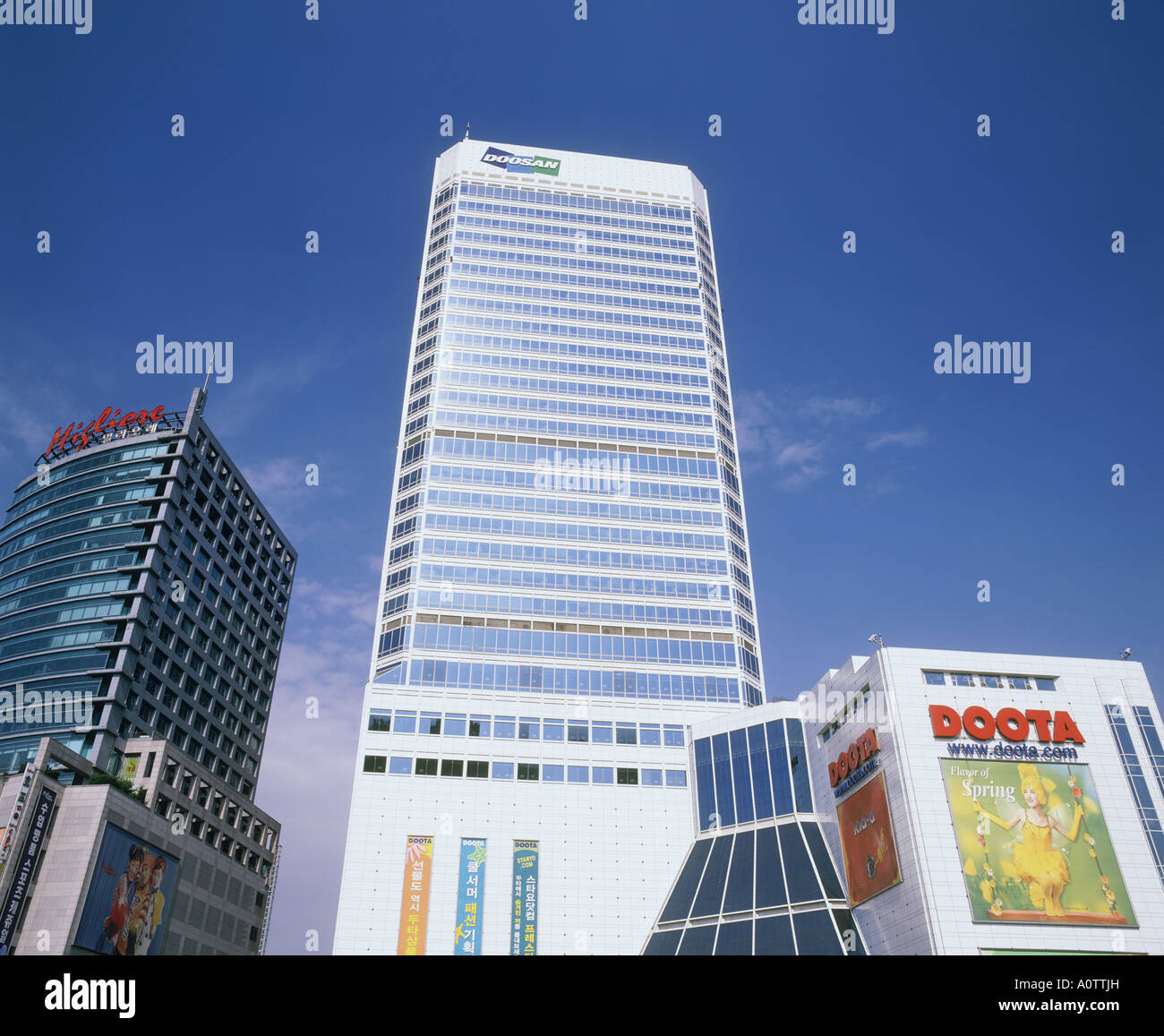 Tongdaemun Market and Doota Doosan Tower Stock Photo - Alamy