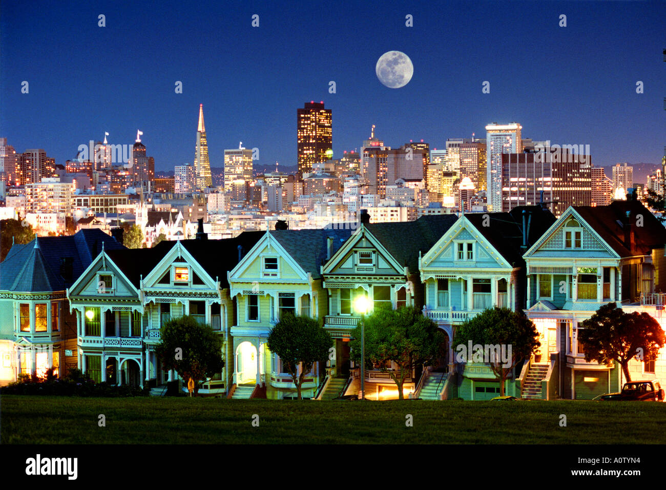 Vistorian houses at Alamo Park showing the San Francisco skyline at ...