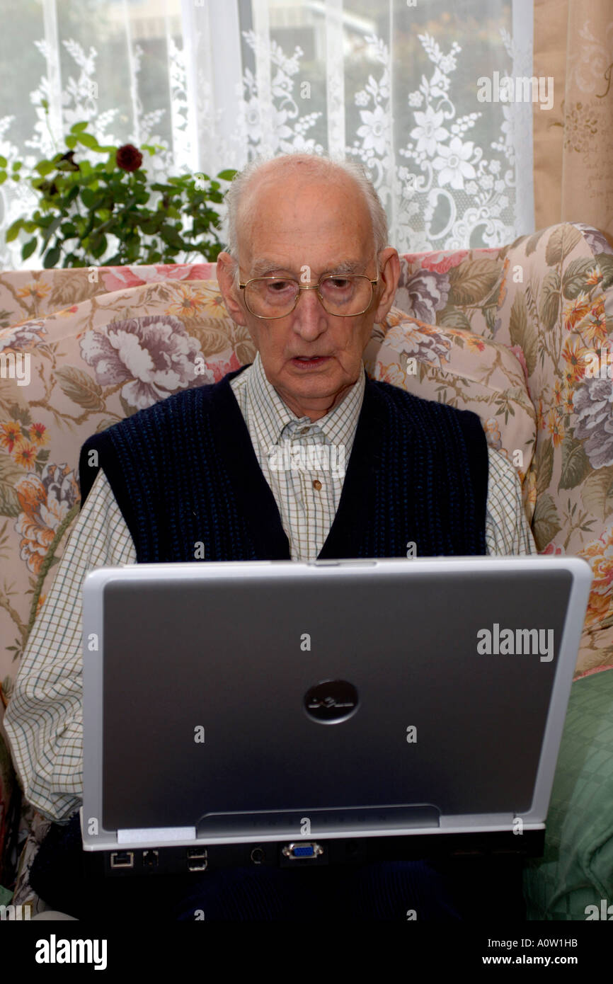 Family using computer uk hi-res stock photography and images - Alamy