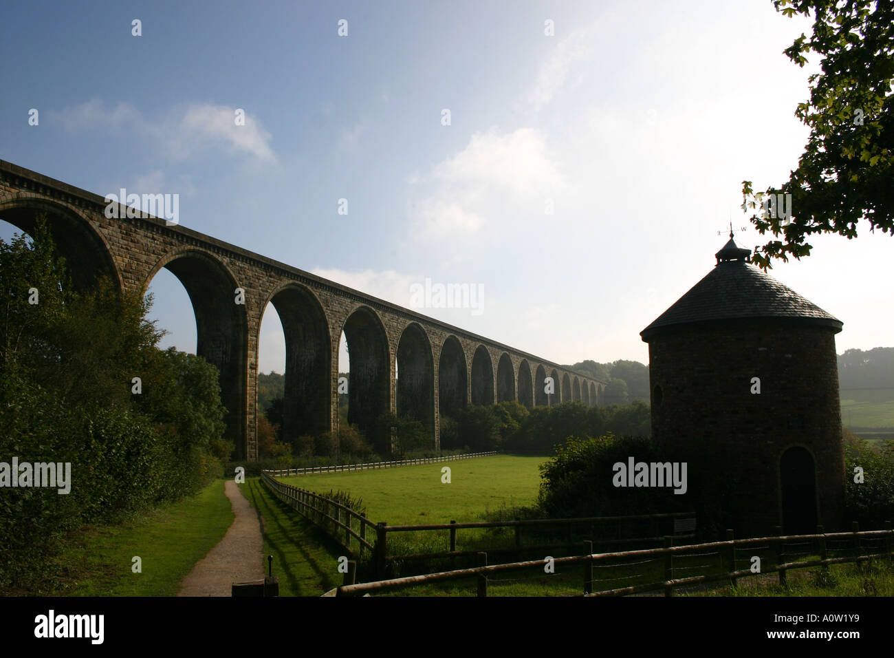 Viaduct over canal hi-res stock photography and images - Alamy