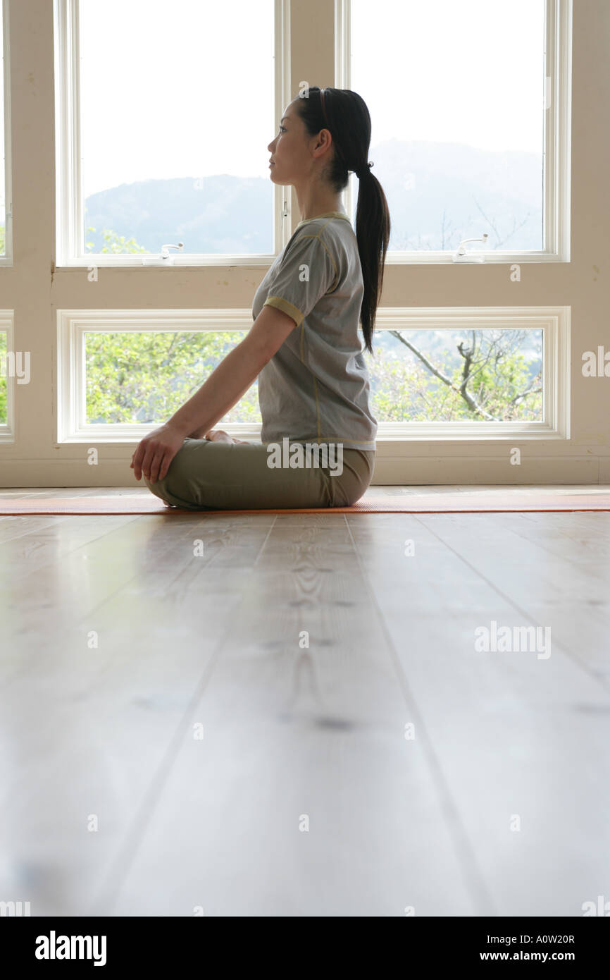 Side profile of a young woman practicing yoga Stock Photo - Alamy