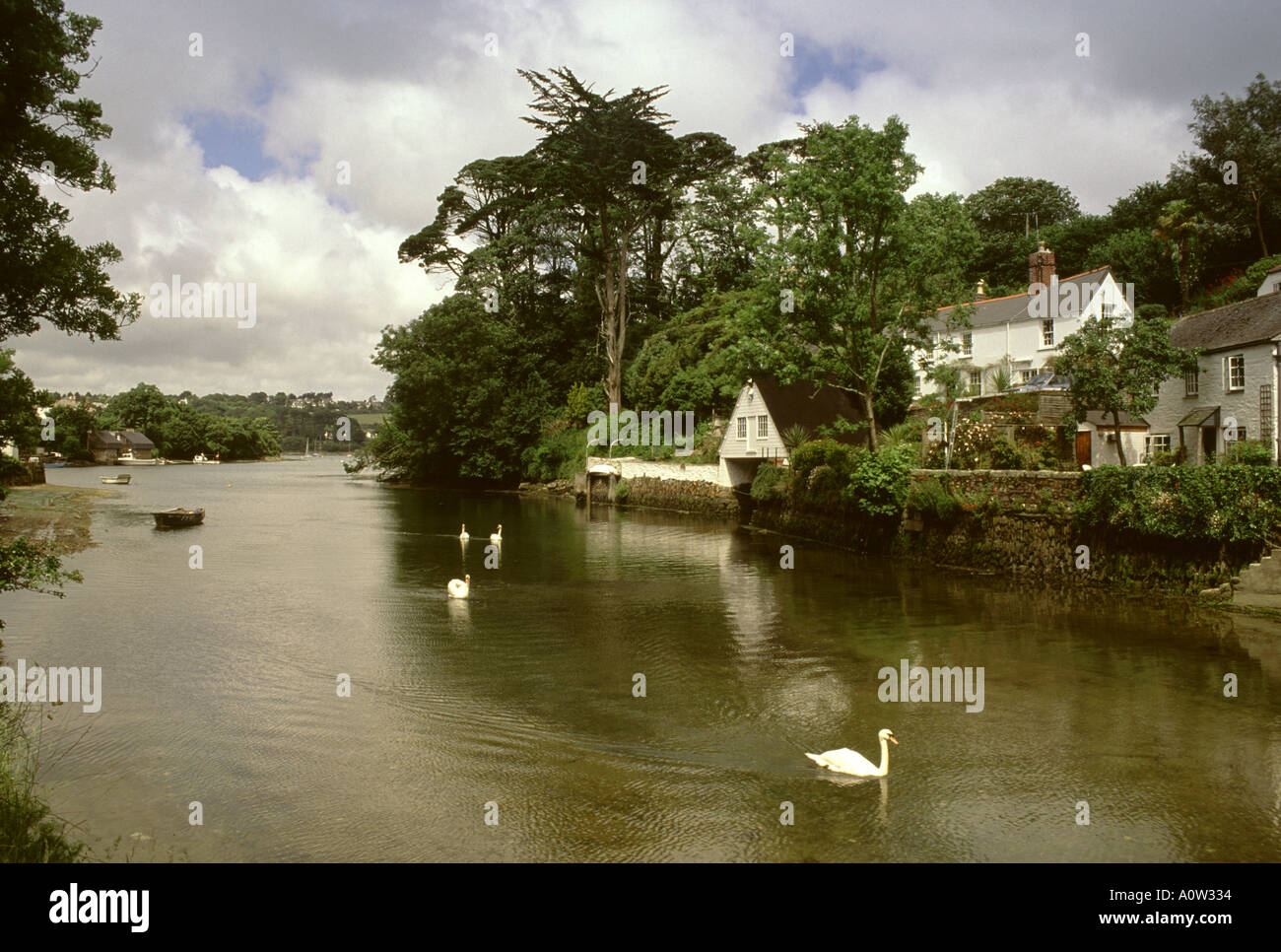 Helford village helford river estuary hi-res stock photography and ...