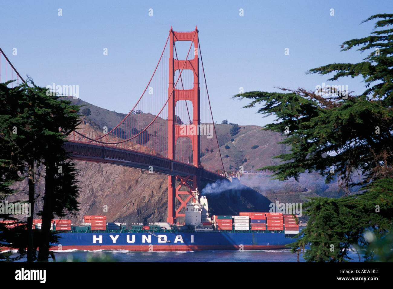 Container ship sails from San Francisco Bay under the Golden Gate ...