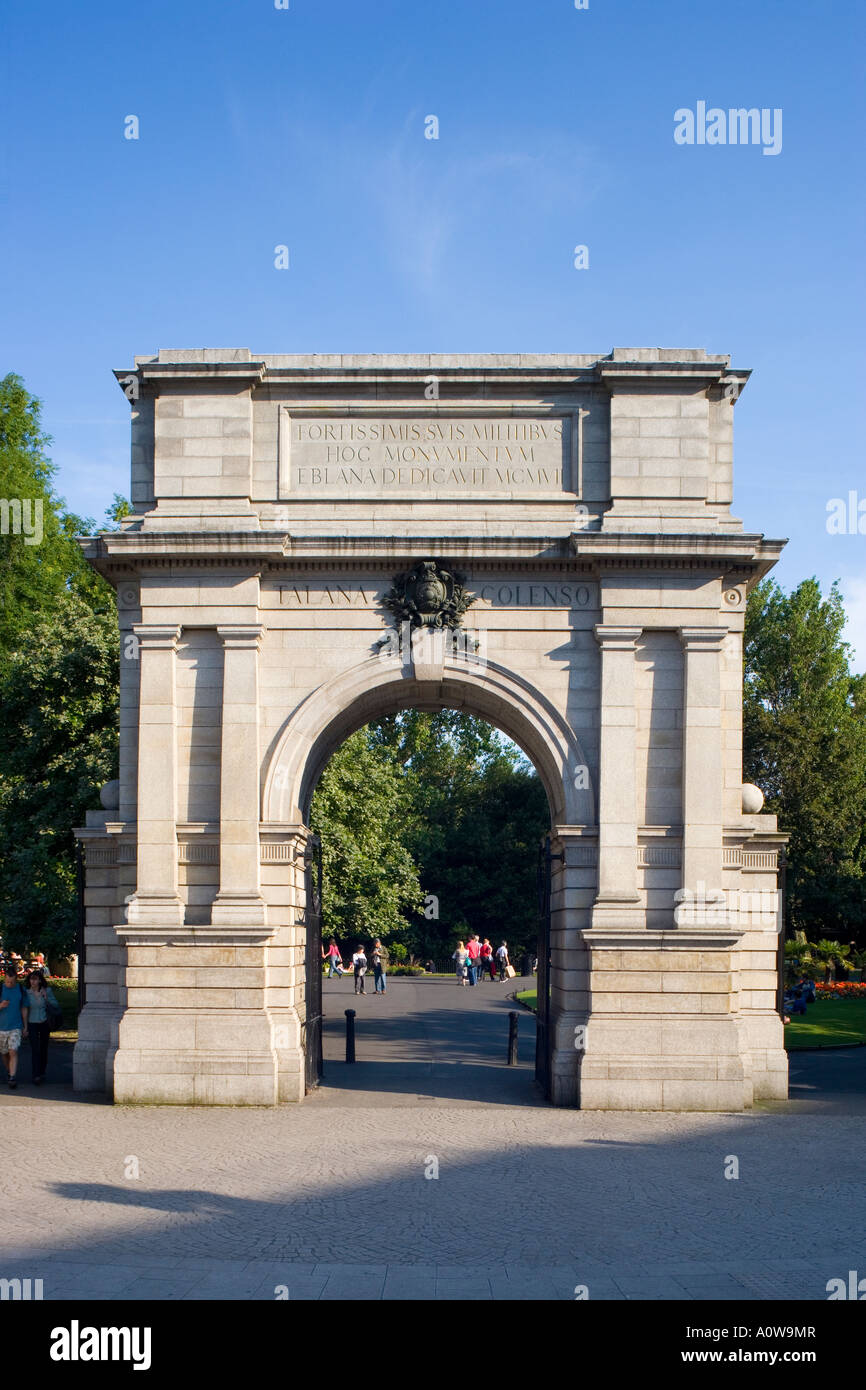 fusiliers arch st stephens green dublin ireland Stock Photo - Alamy