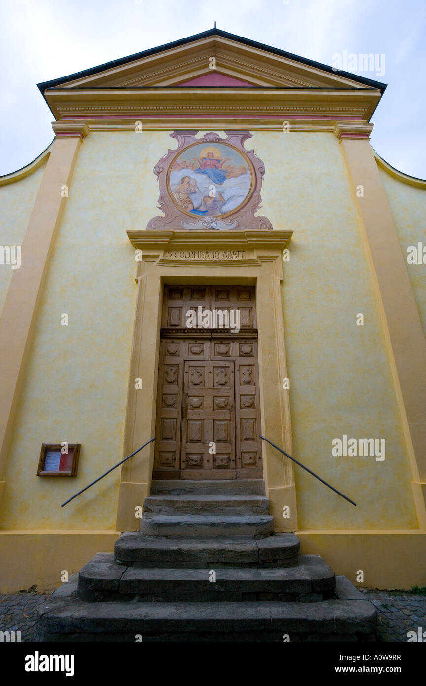 facade of italian church with large wooden door Stock Photo - Alamy