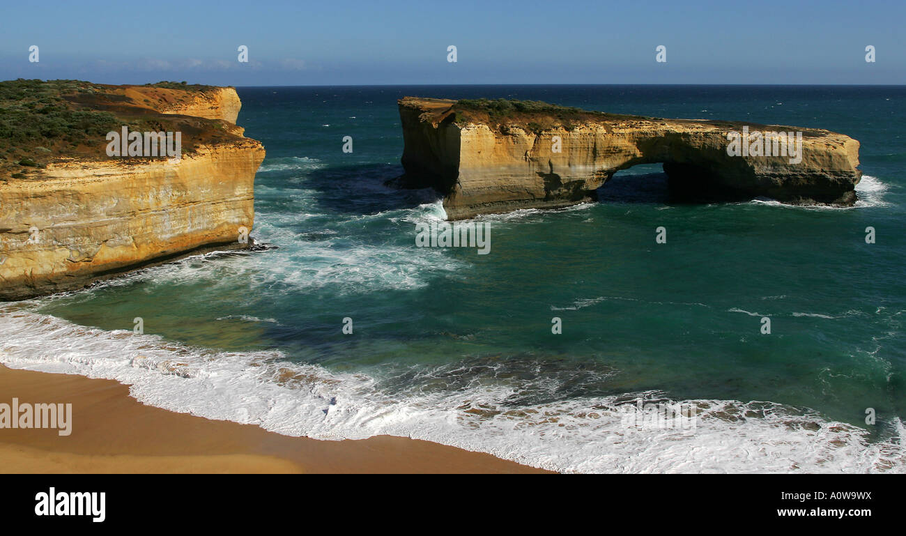 The London Bridge rock formation on the Great Ocean Road in Victoria ...